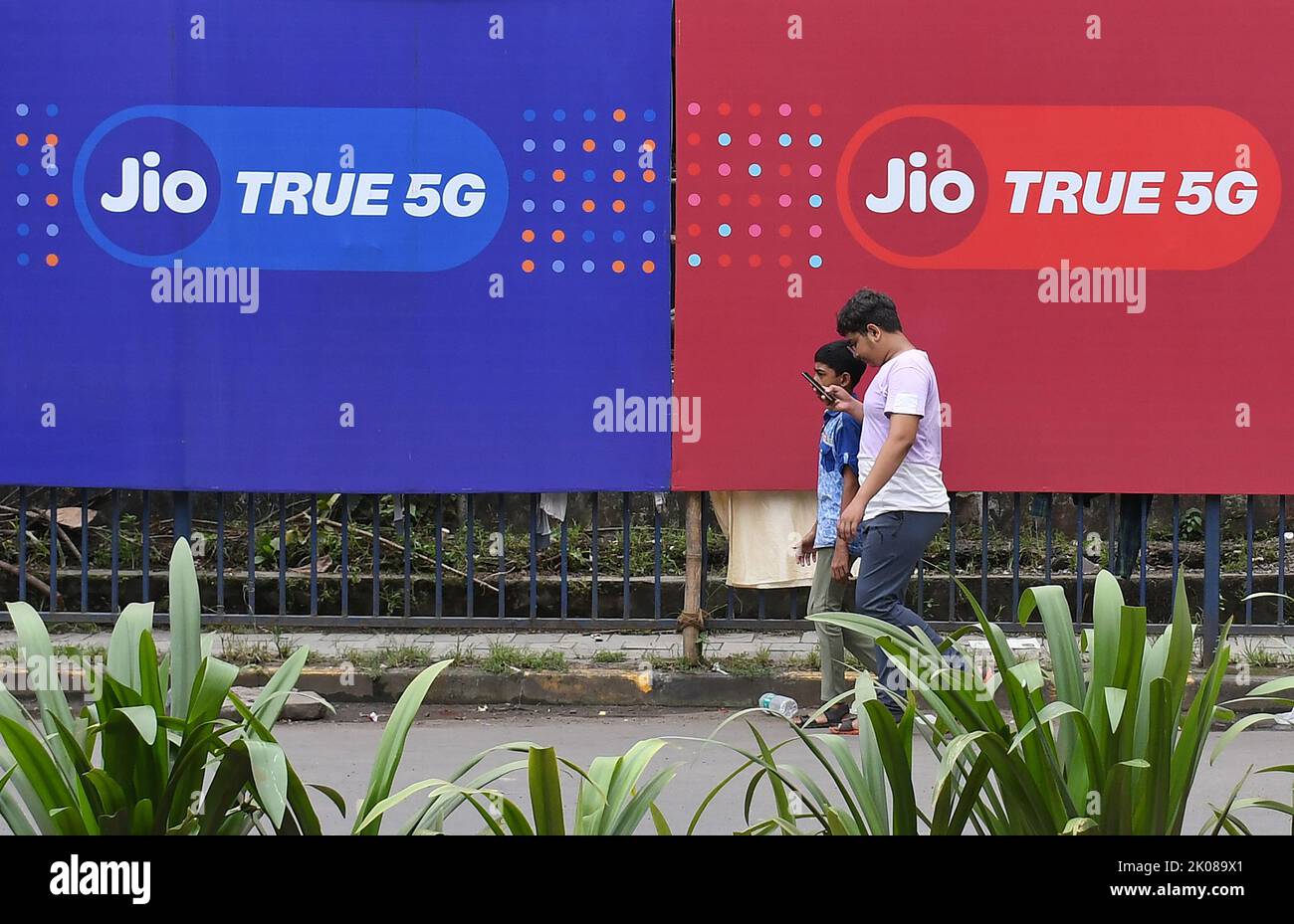 Mumbai, Maharashtra, India. 10th Sep, 2022. A boy holding a smart phone ...