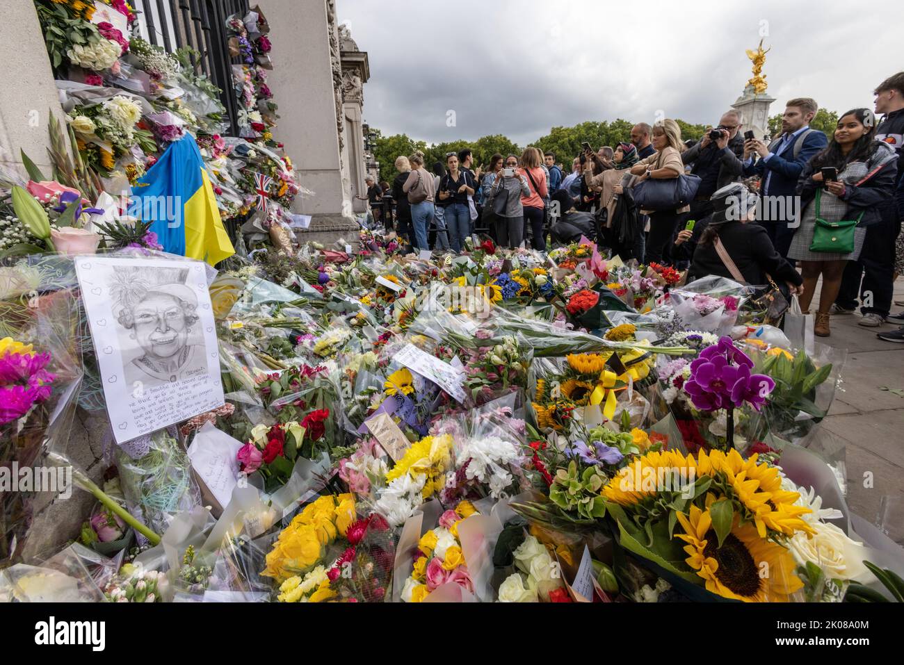 People mourn the death of Queen Elizabeth II outside Buckingham Palace ...