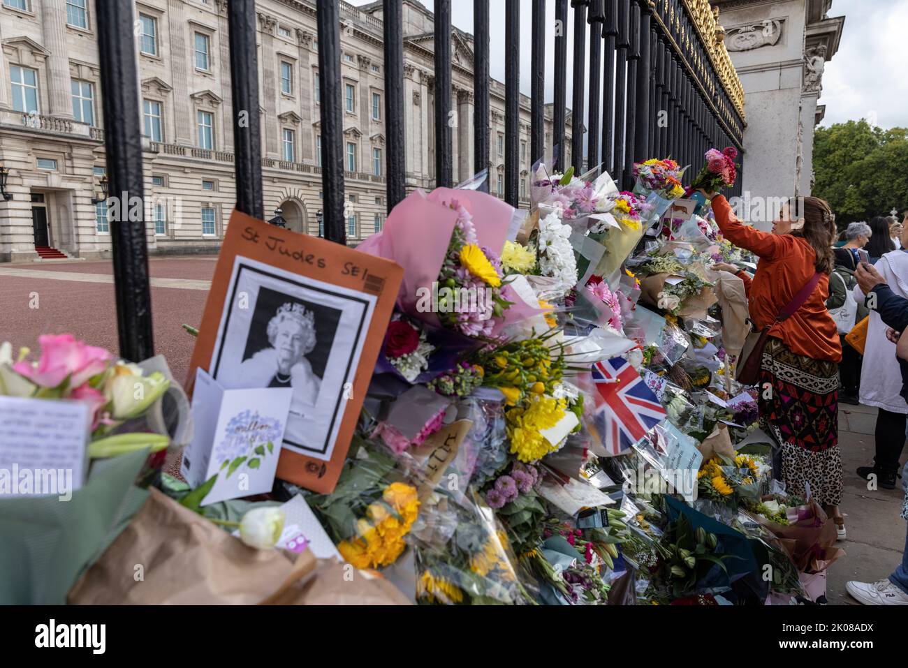 People mourn the death of Queen Elizabeth II outside Buckingham Palace ...
