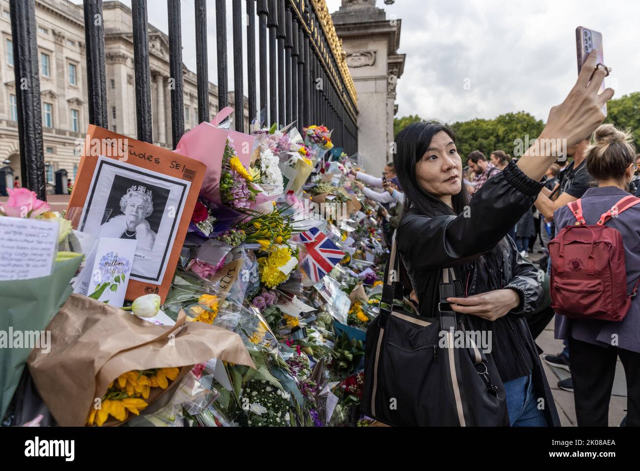 People mourn the death of Queen Elizabeth II outside Buckingham Palace ...