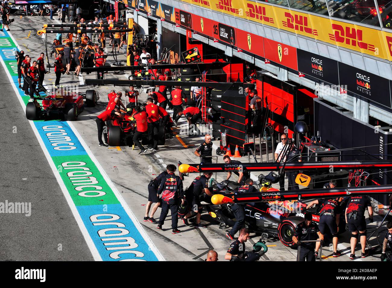 Sergio Perez (MEX) Red Bull Racing RB18, Charles Leclerc (MON) Ferrari ...