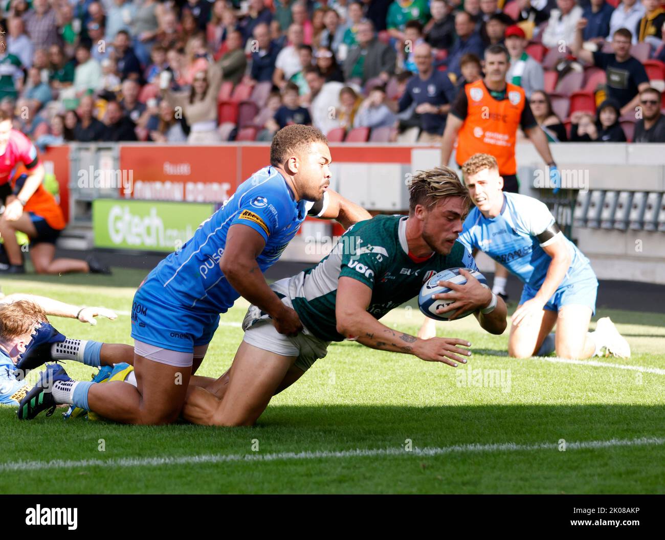 London Irish's Ollie Hassell-Collins scores his sides third try of the ...