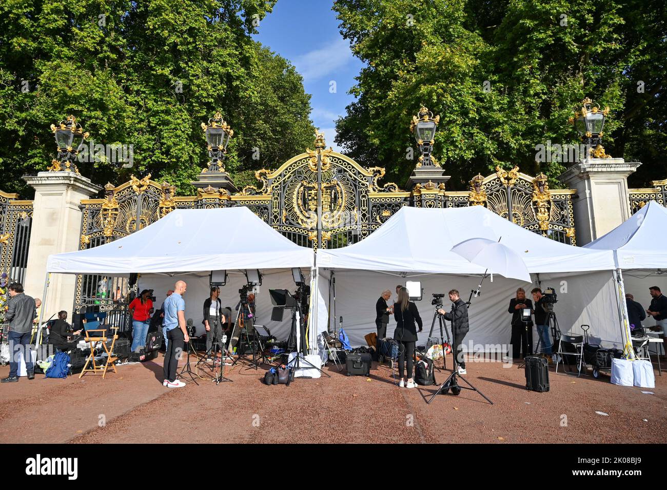 Media tents at buckingham palace hi-res stock photography and images ...