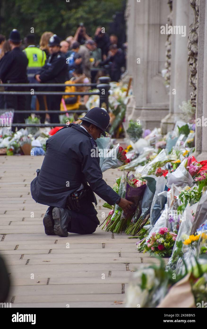 Police queens funeral hi-res stock photography and images - Alamy