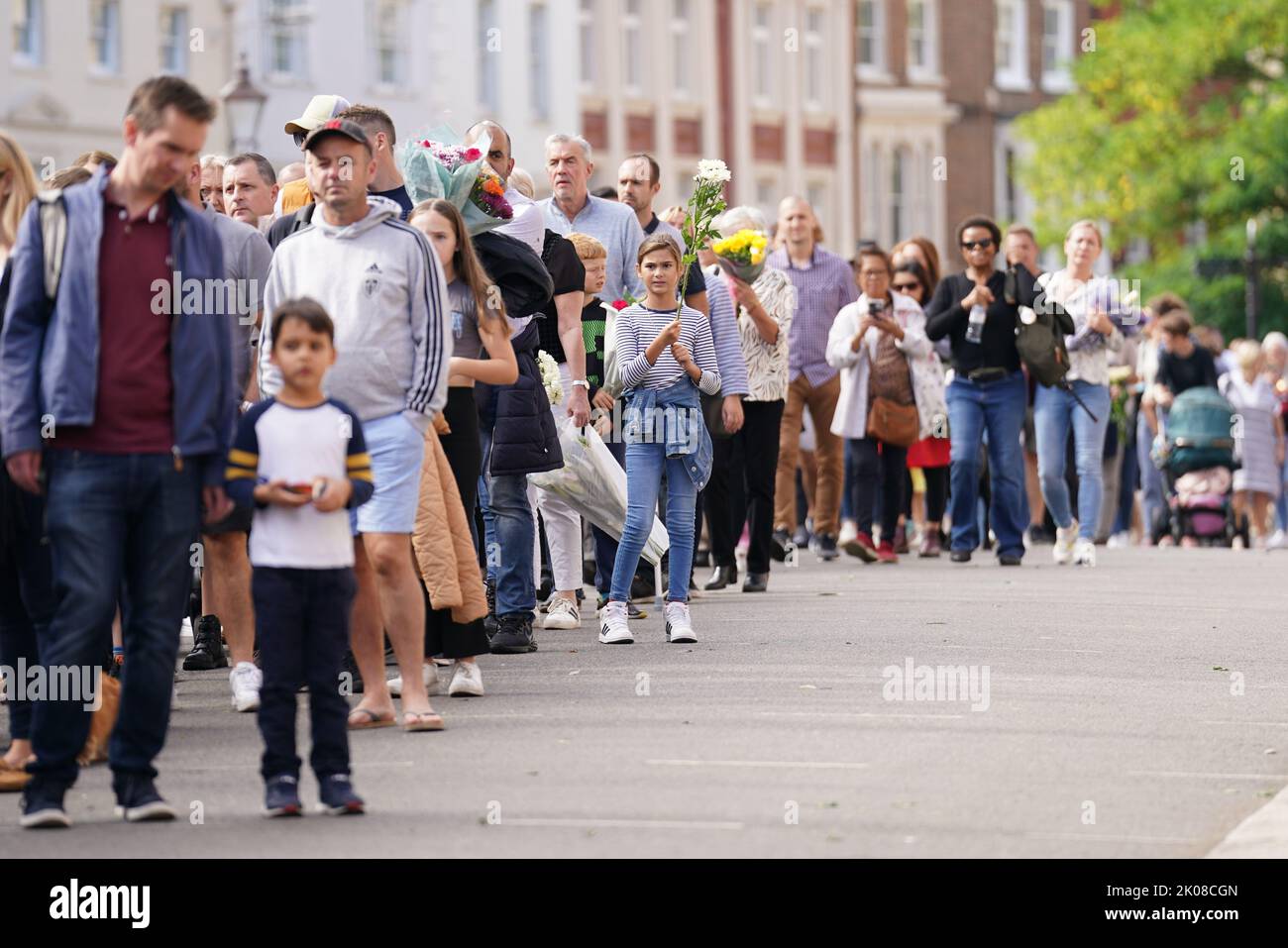 Members of the public queue to pay their respects at Windsor Castle in ...