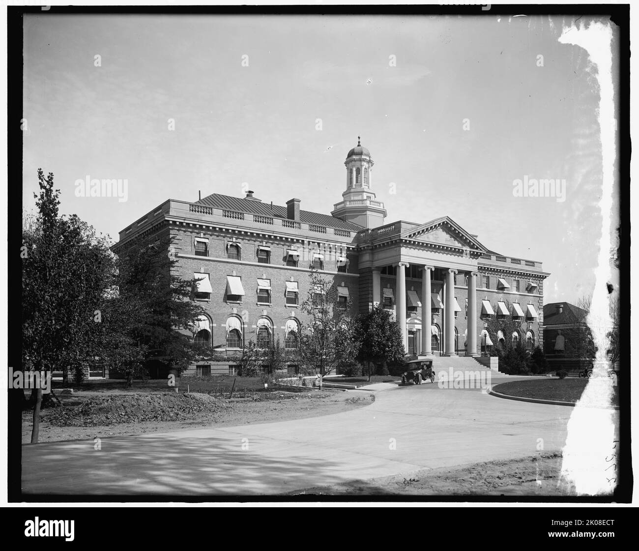 Walter reed medical center building hi-res stock photography and images ...