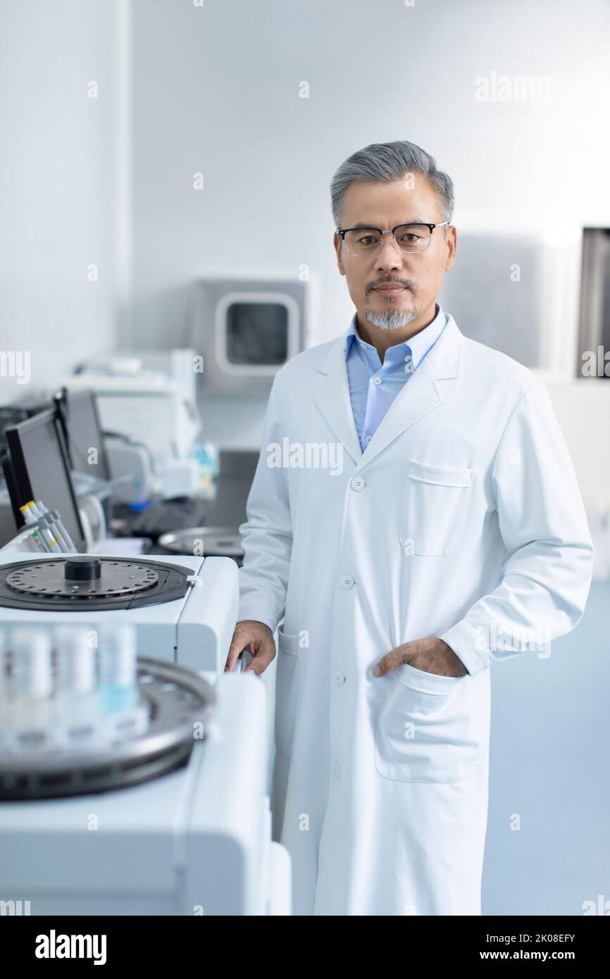 Portrait of Chinese male researcher in laboratory Stock Photo - Alamy