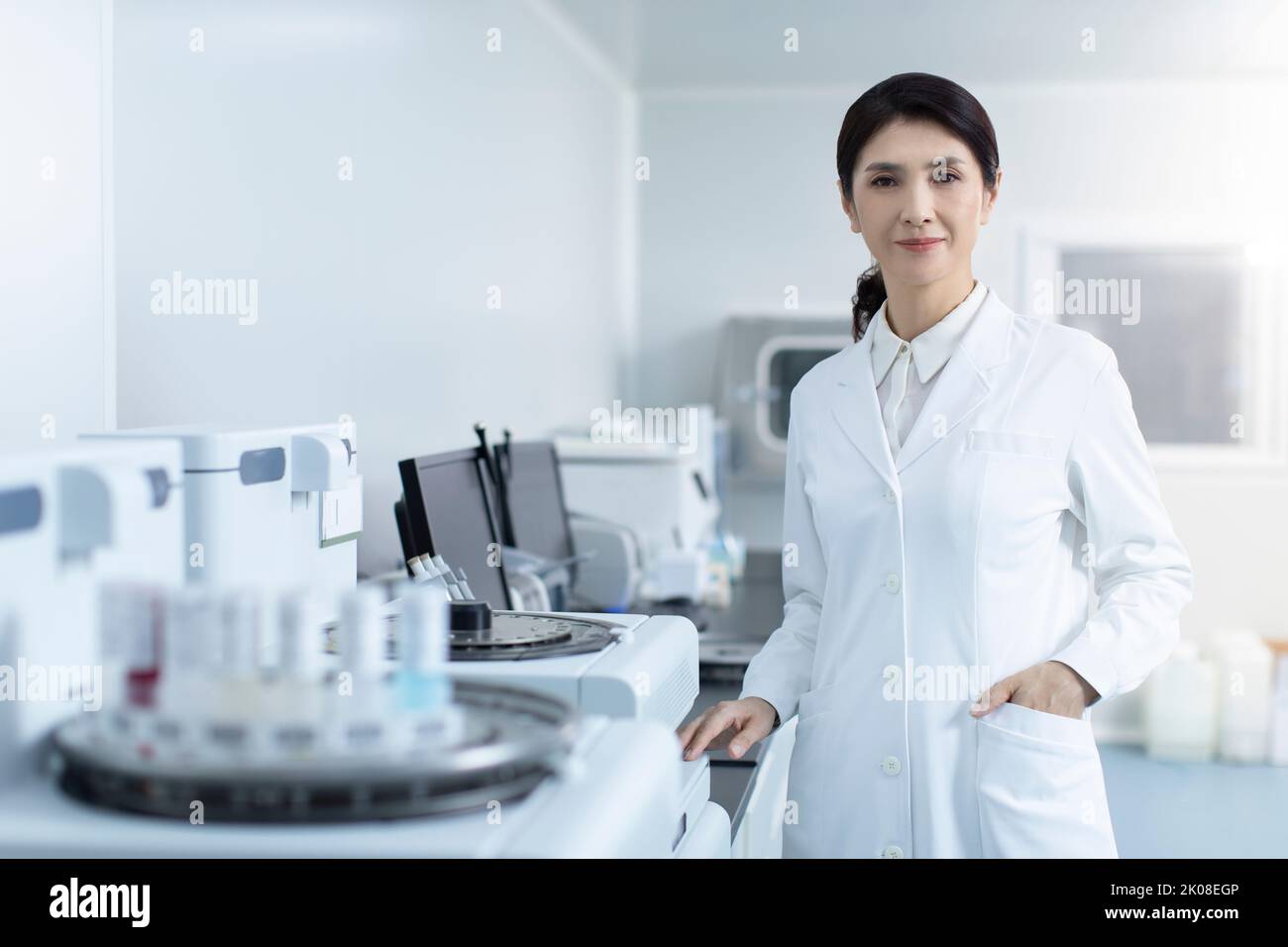 Portrait of Chinese female researcher in laboratory Stock Photo - Alamy