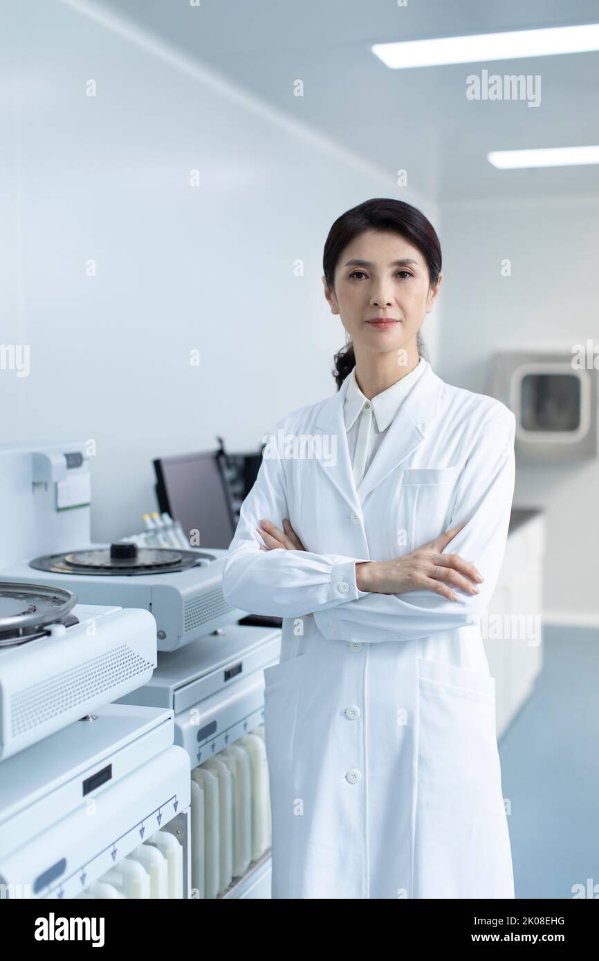 Portrait of Chinese female researcher in laboratory Stock Photo - Alamy