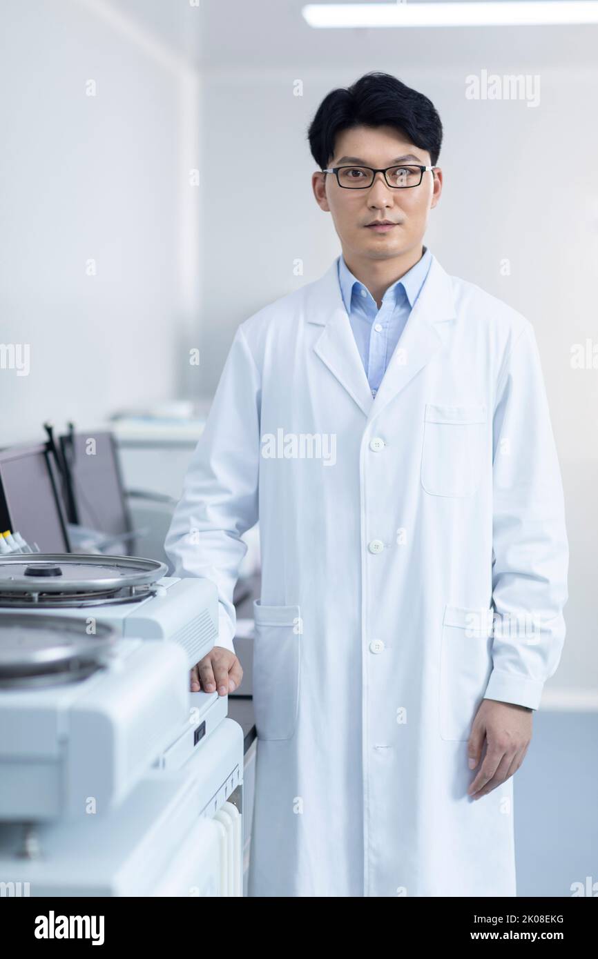 Portrait of Chinese male researcher in laboratory Stock Photo - Alamy