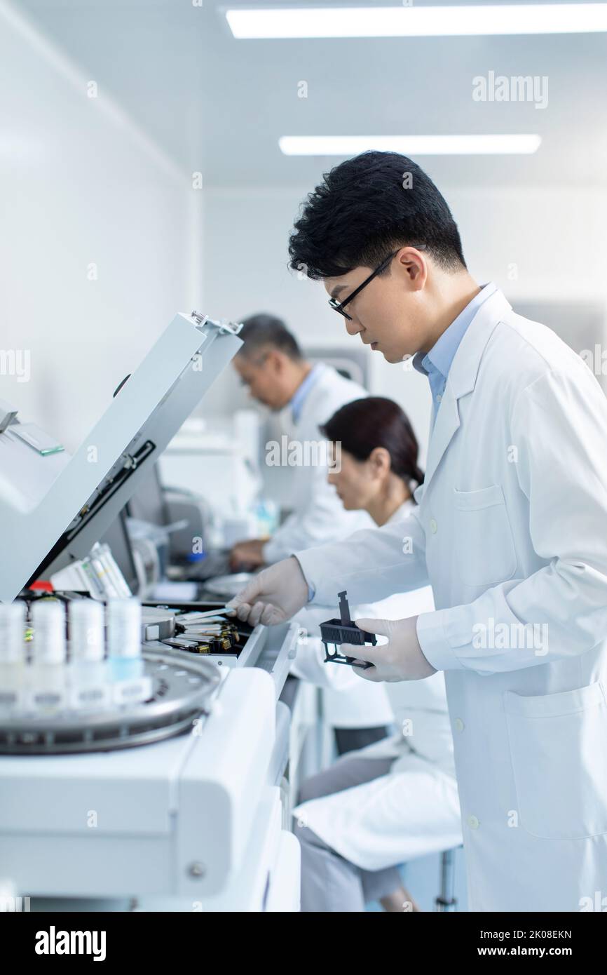 Chinese researchers working in laboratory Stock Photo - Alamy