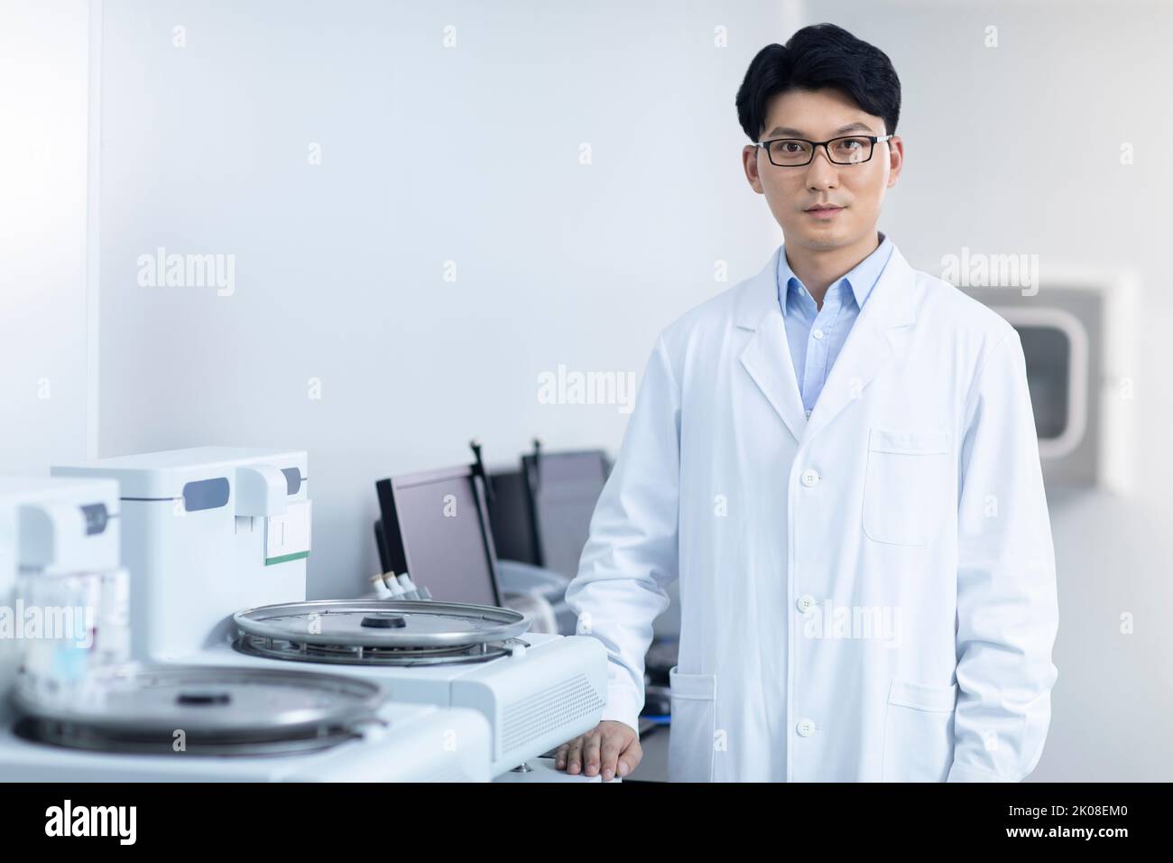Portrait of Chinese male researcher in laboratory Stock Photo - Alamy