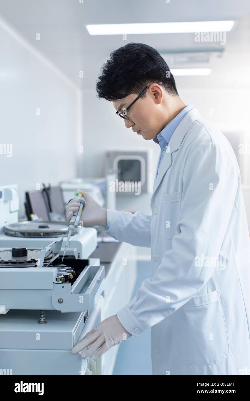 Chinese researcher hi-res stock photography and images - Alamy