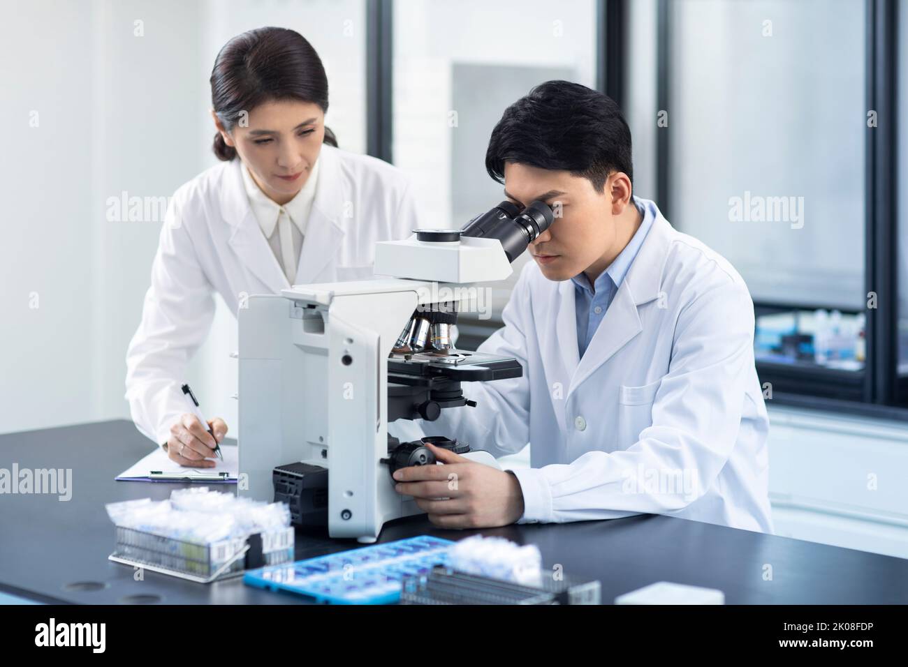 Chinese researchers working in laboratory Stock Photo - Alamy