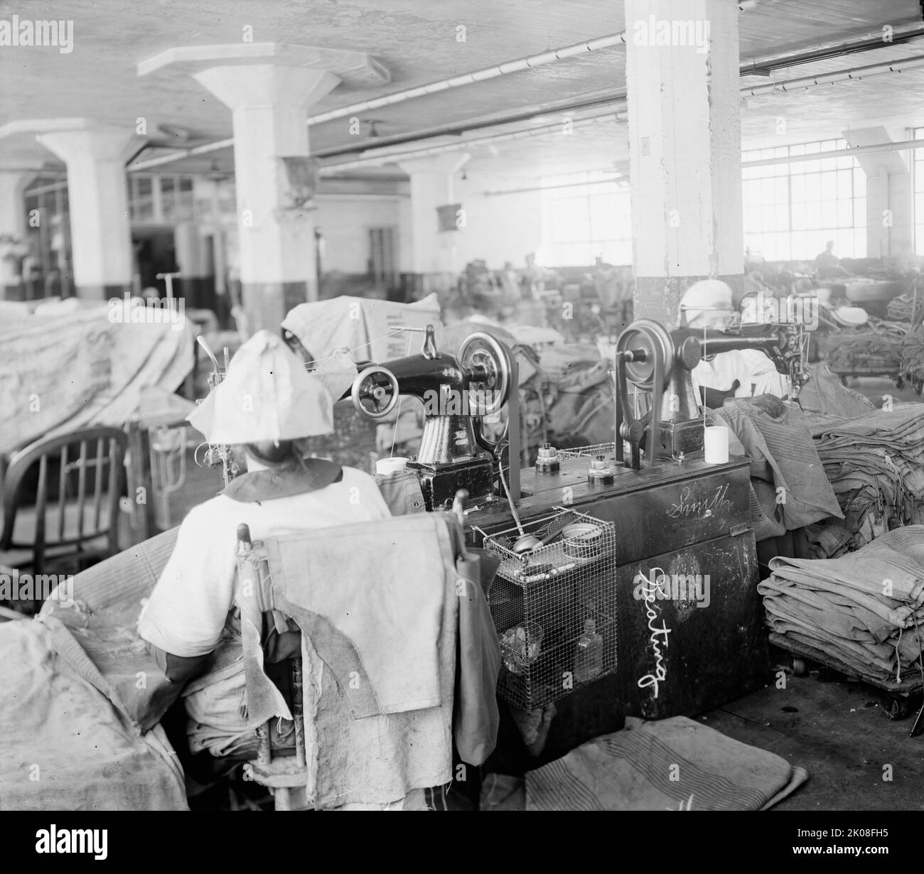 Women operating sewing machines hi-res stock photography and images - Alamy