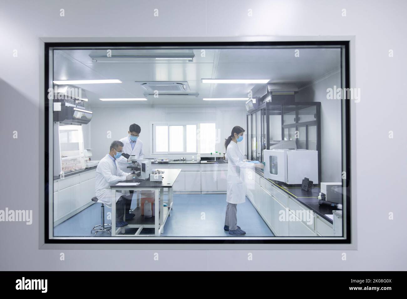 Chinese researchers working in laboratory Stock Photo - Alamy