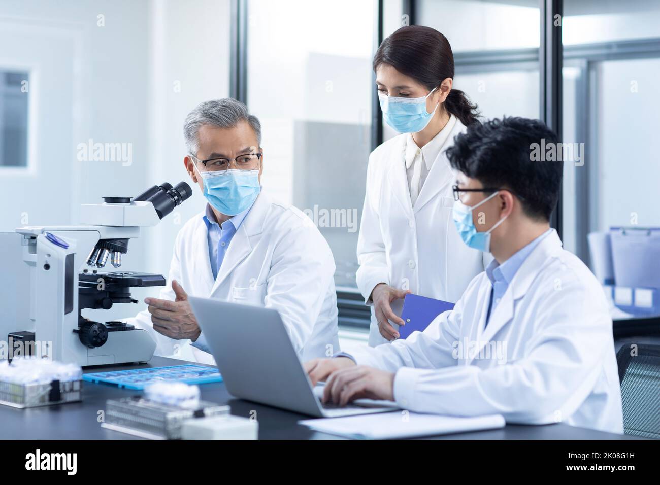 Chinese researchers discussing in laboratory Stock Photo - Alamy