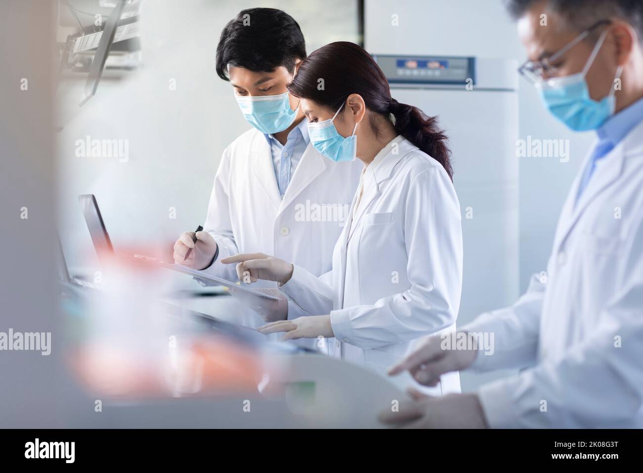 Chinese researchers working in laboratory Stock Photo - Alamy