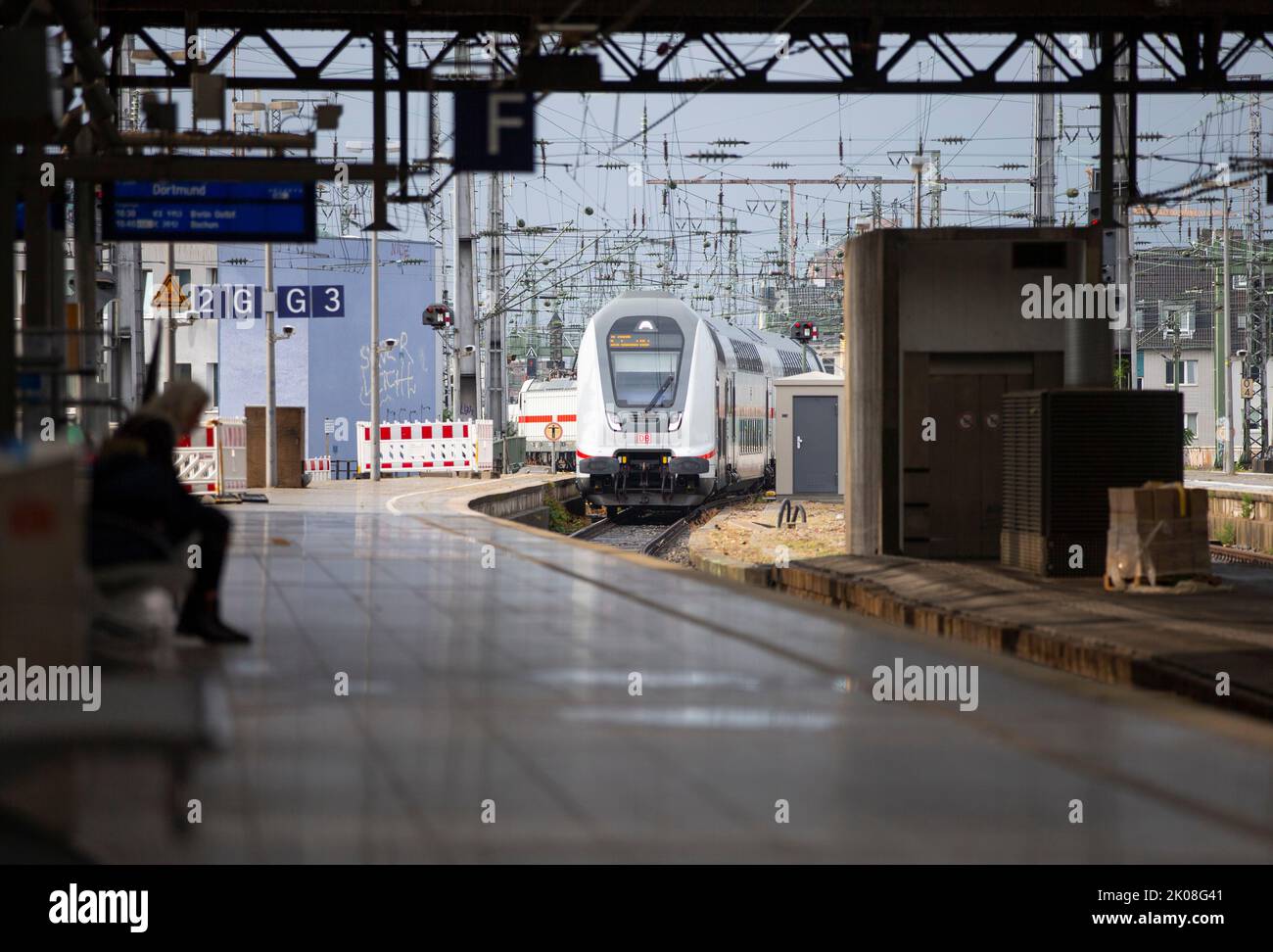 10 September 2022, North Rhine-Westphalia, Cologne: A train enters ...