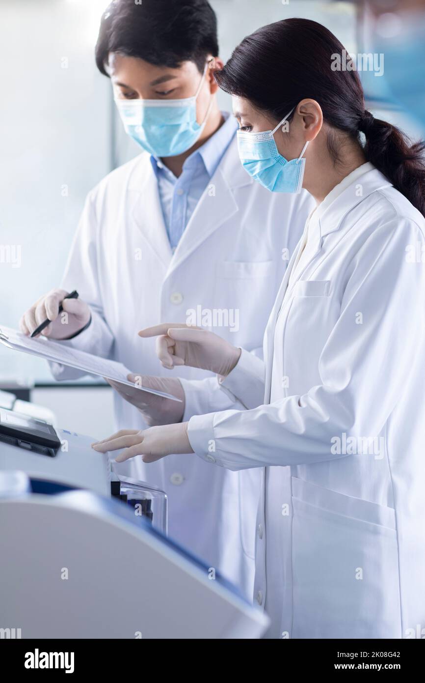 Chinese researchers discussing in laboratory Stock Photo - Alamy