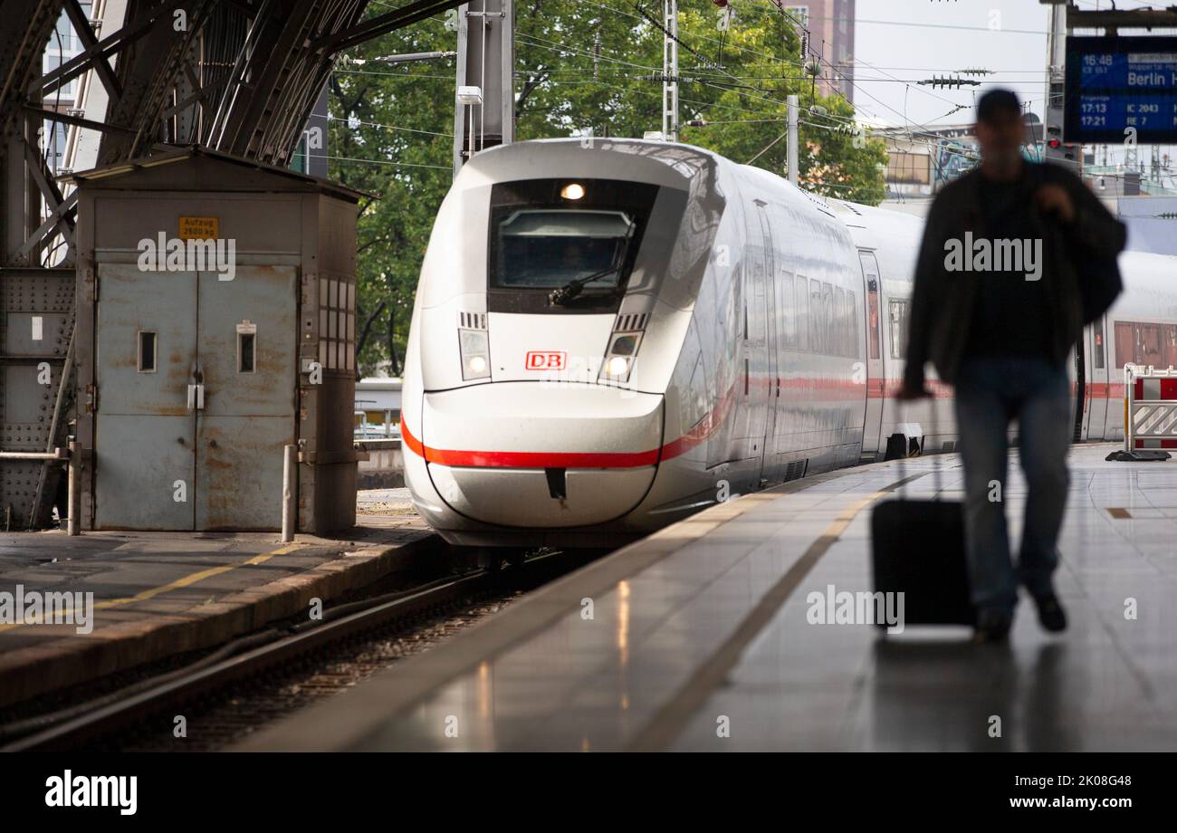 10 September 2022, North Rhine-Westphalia, Cologne: An ICE train stops ...