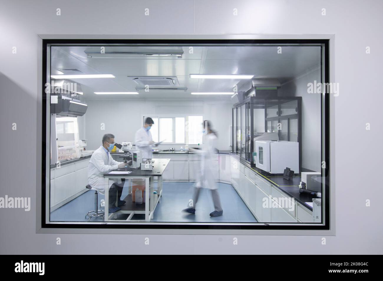 Chinese researchers working in laboratory Stock Photo - Alamy