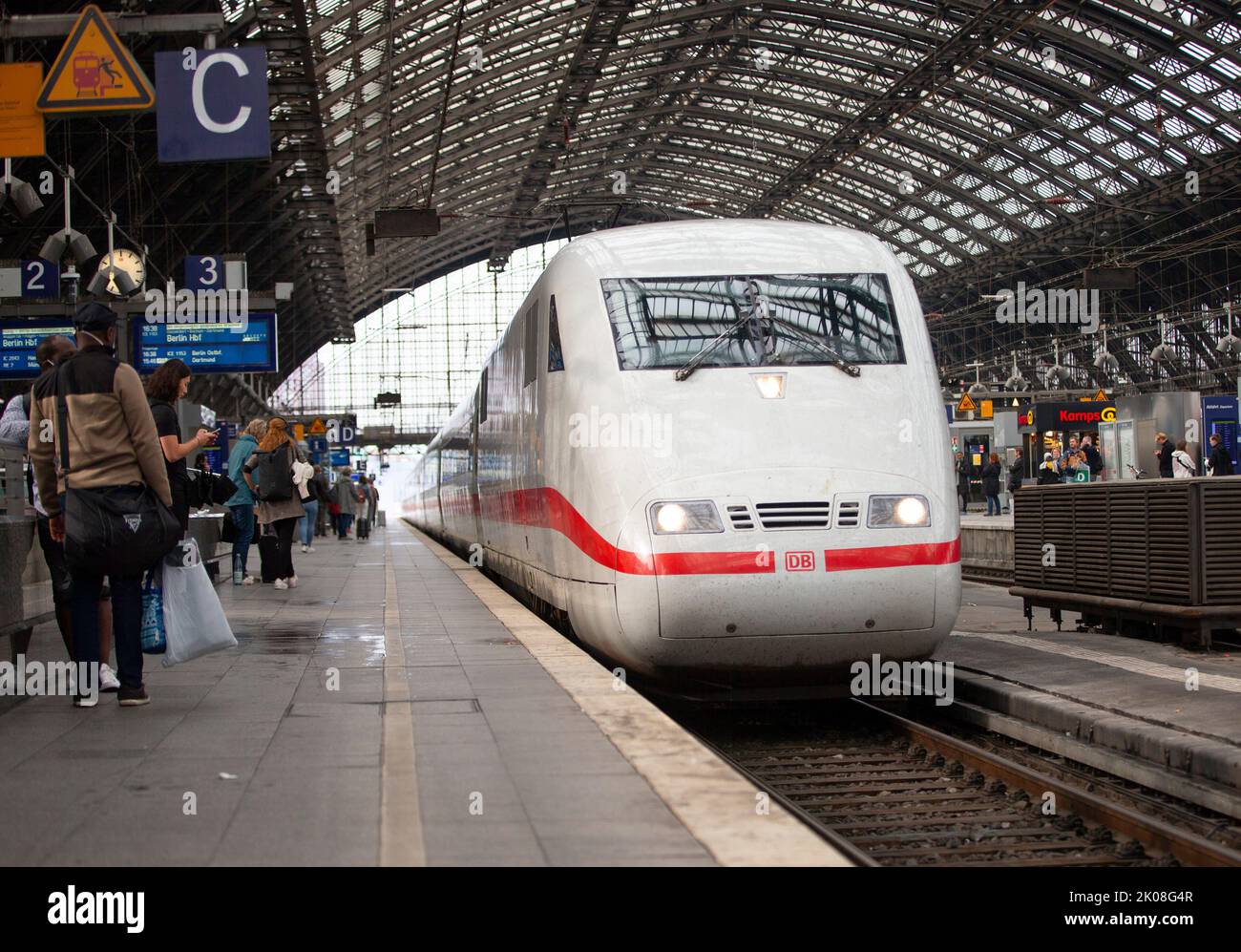 10 September 2022, North Rhine-Westphalia, Cologne: An ICE train stops ...