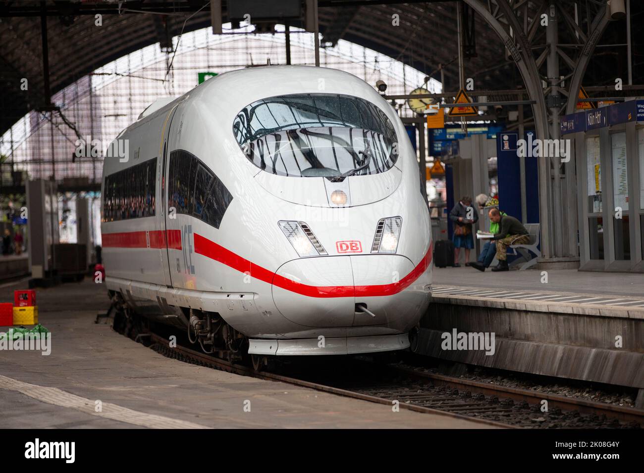 10 September 2022, North Rhine-Westphalia, Cologne: An ICE train stops ...