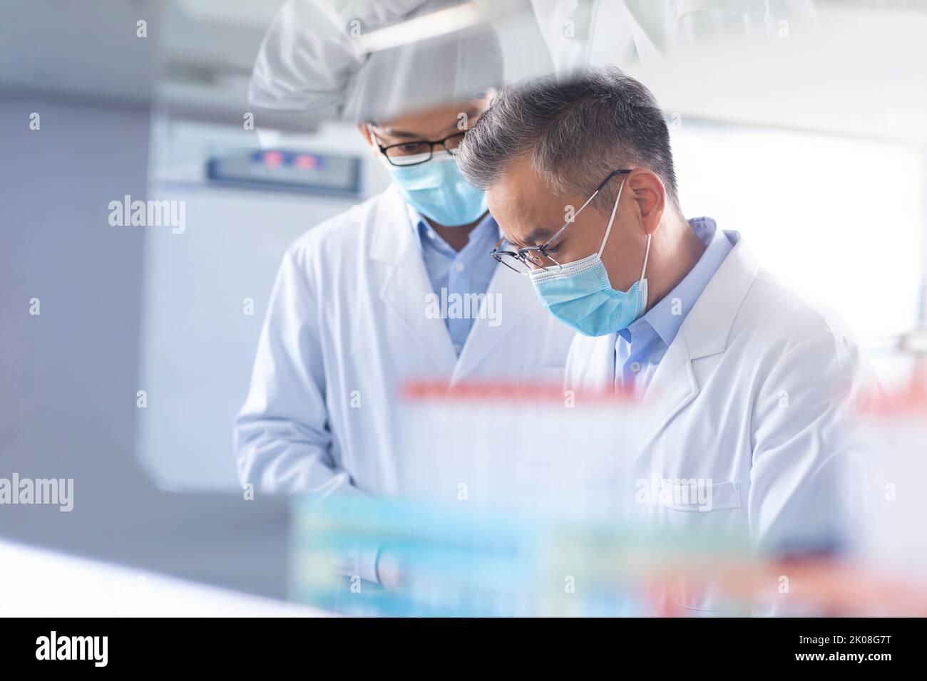 Chinese researchers working in laboratory Stock Photo - Alamy