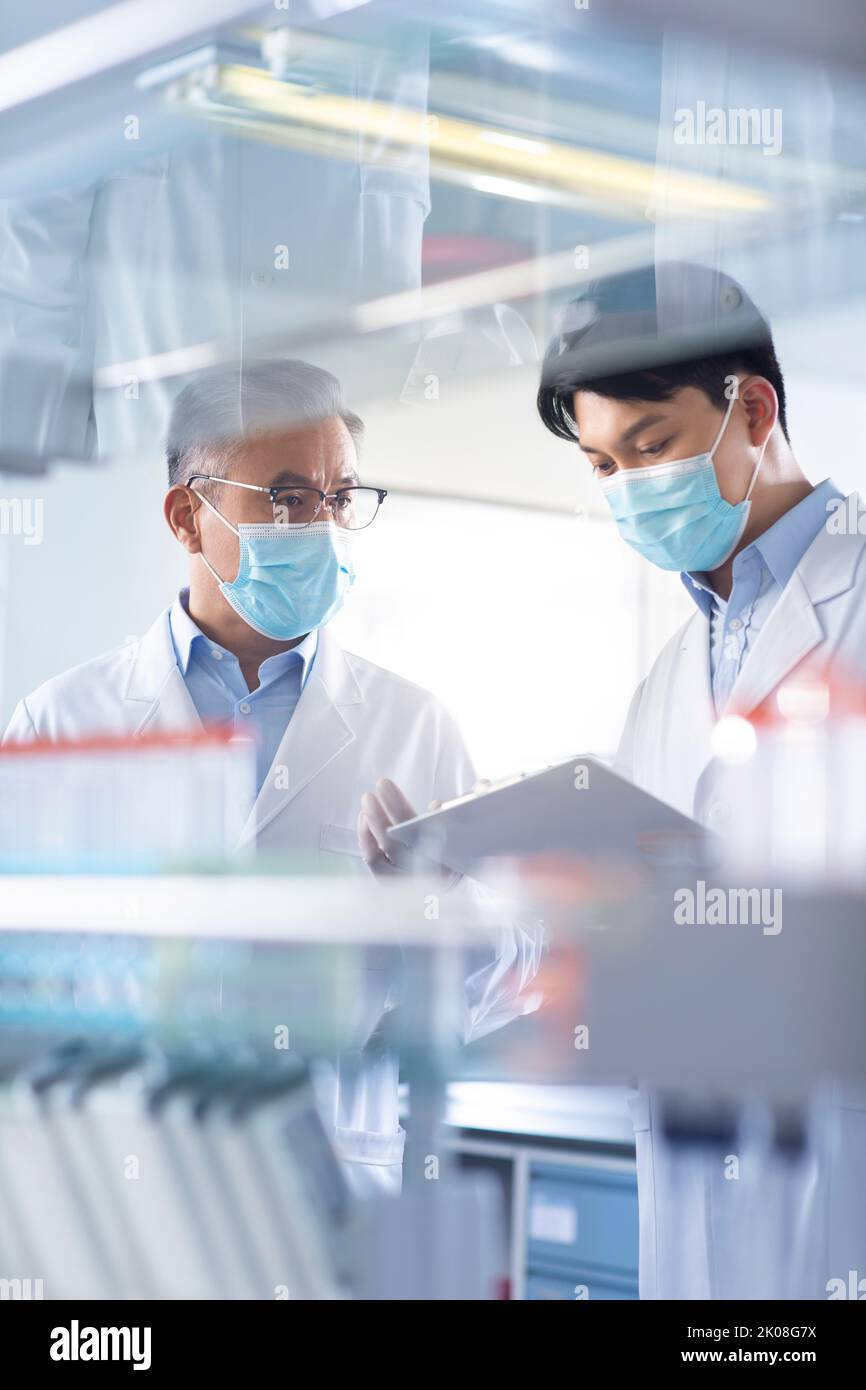 Chinese researchers discussing in laboratory Stock Photo - Alamy