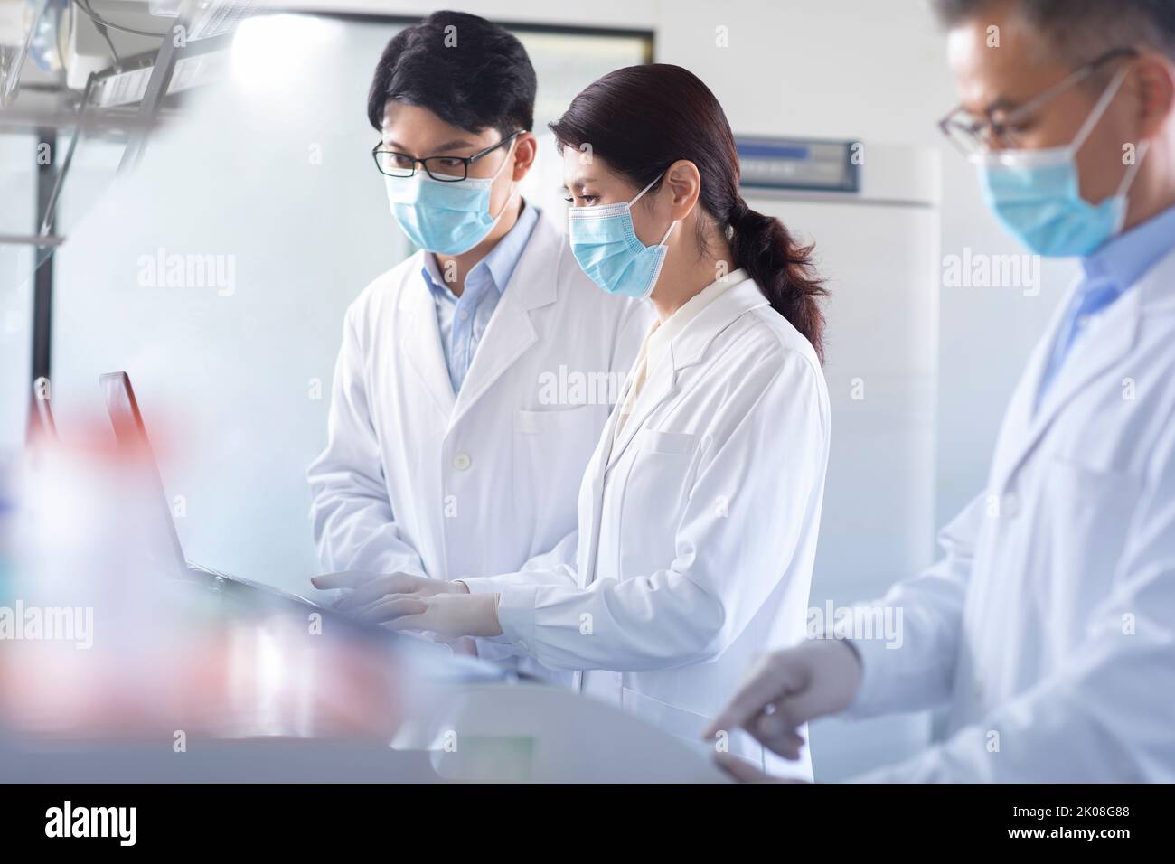 Chinese researchers working in laboratory Stock Photo - Alamy
