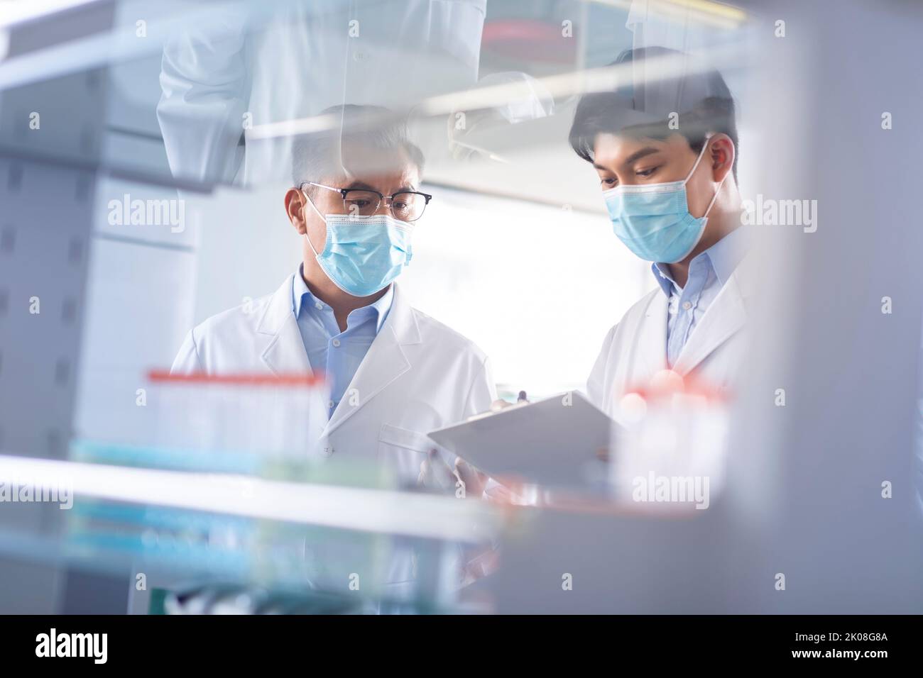 Chinese researchers discussing in laboratory Stock Photo - Alamy
