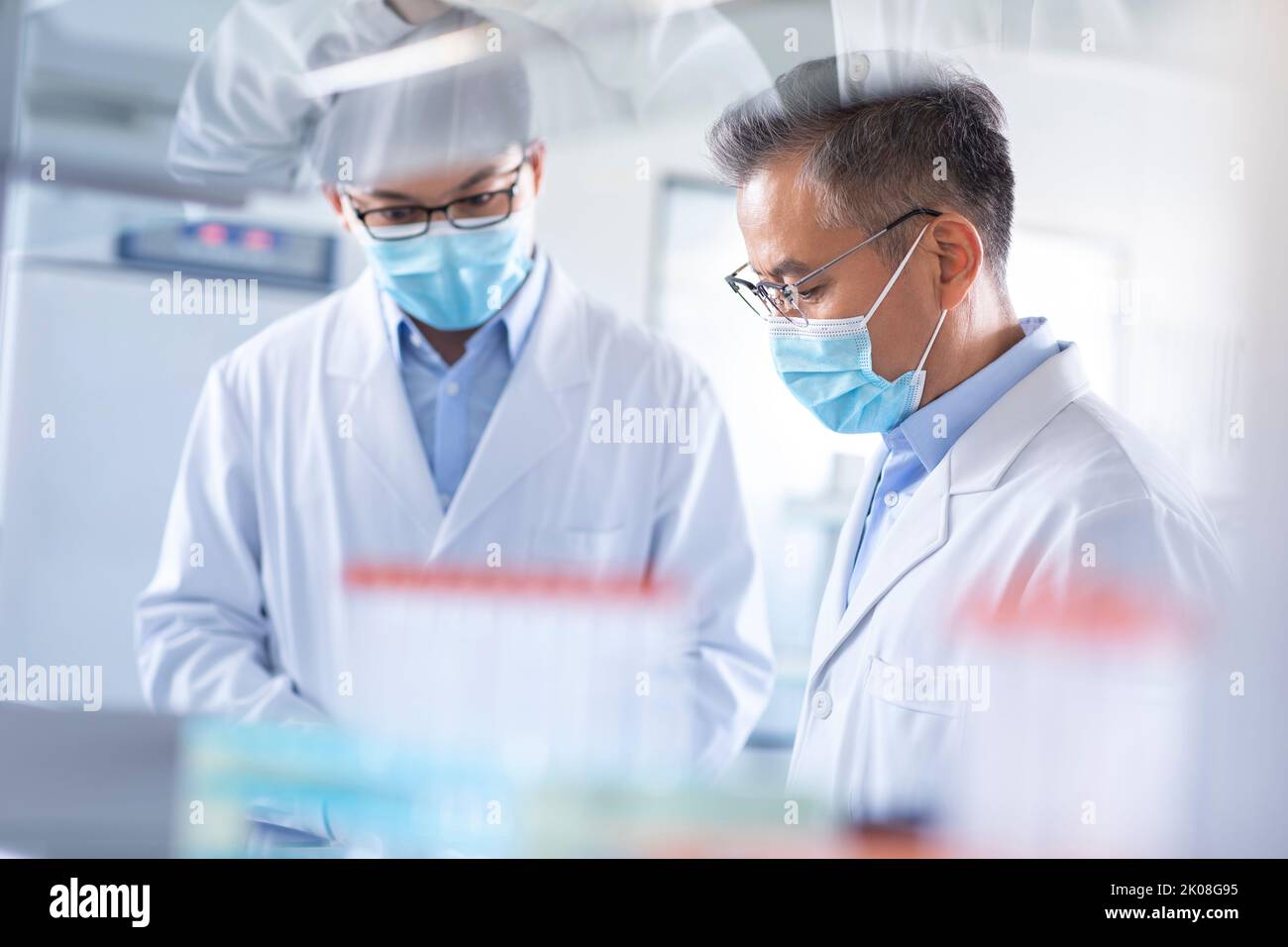 Chinese researchers working in laboratory Stock Photo - Alamy