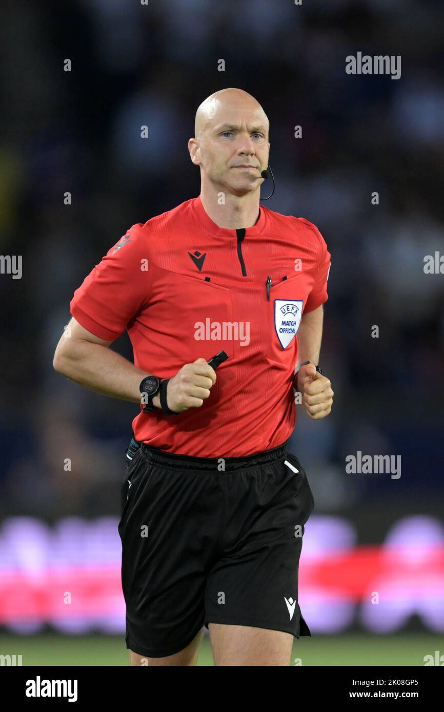 PARIS - Referee Anthony Taylor during the UEFA Champions League match ...