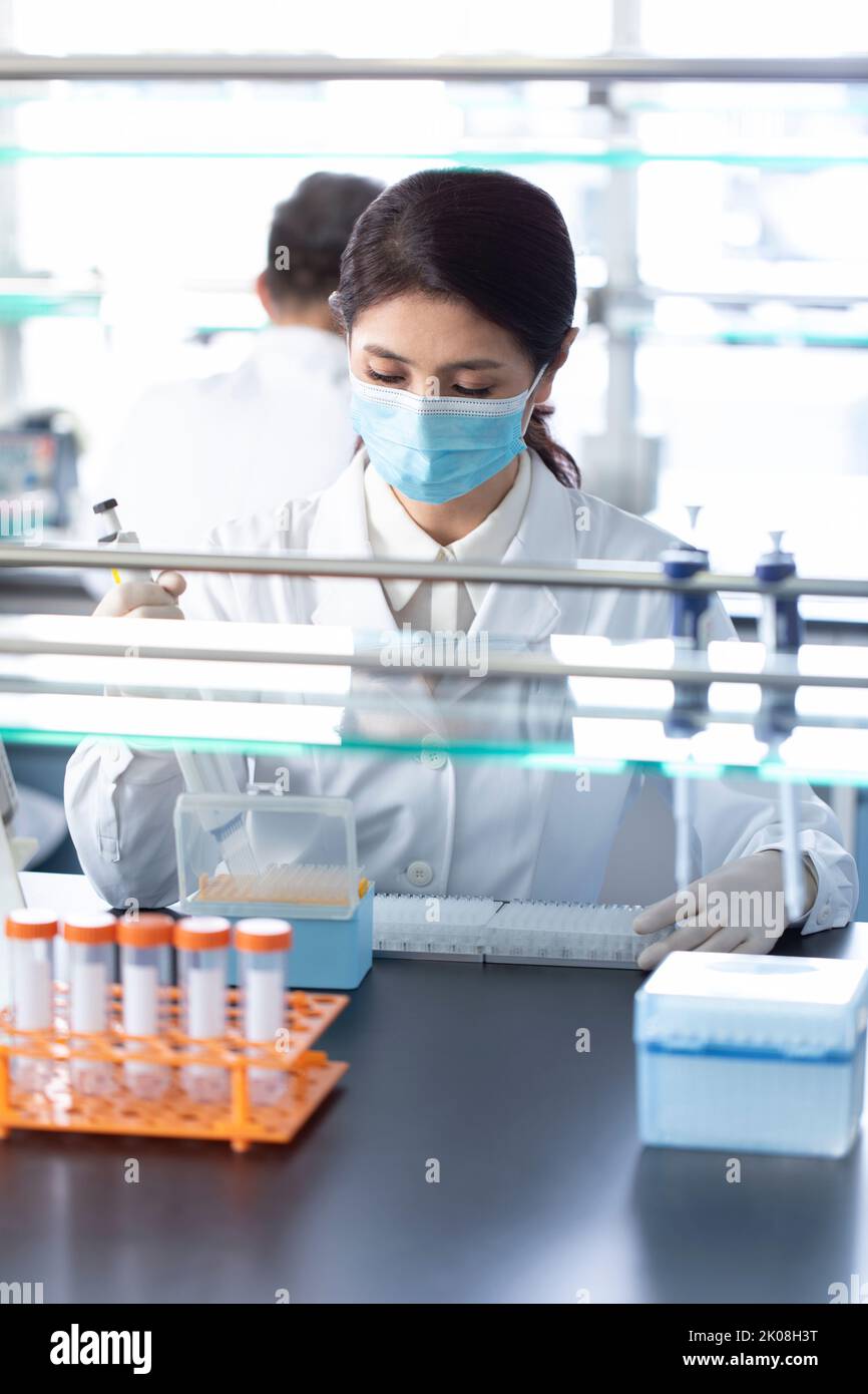 Pipetting samples hi-res stock photography and images - Alamy