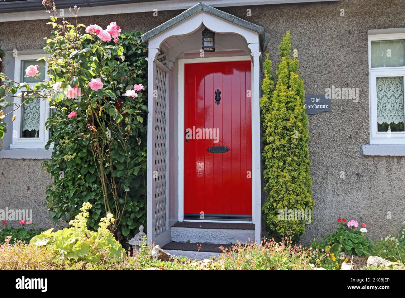 Cottage and flowers hi-res stock photography and images - Alamy