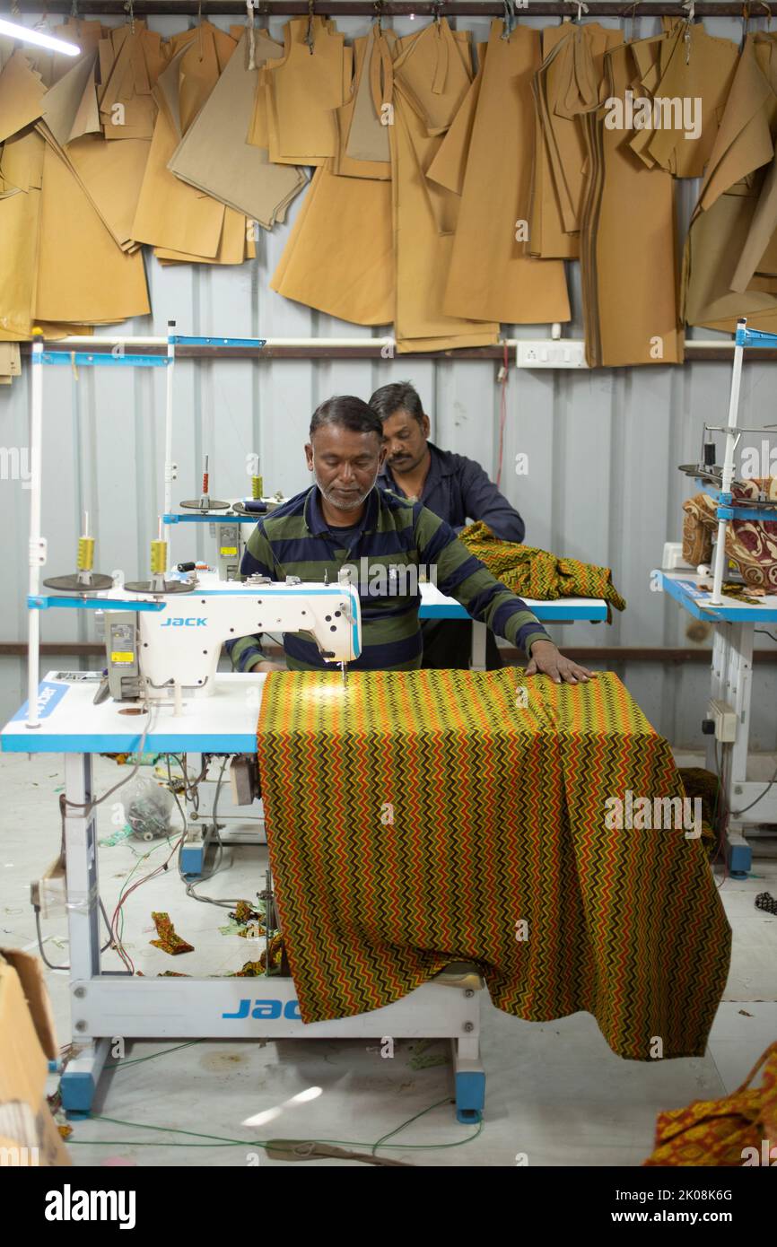 Textile worker hi-res stock photography and images - Alamy