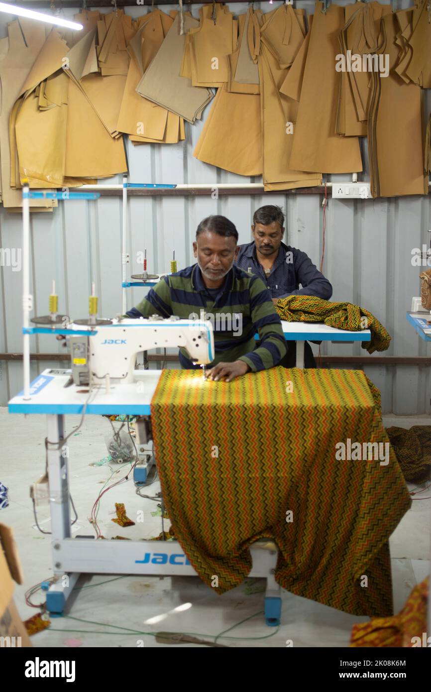 Textile worker hi-res stock photography and images - Alamy
