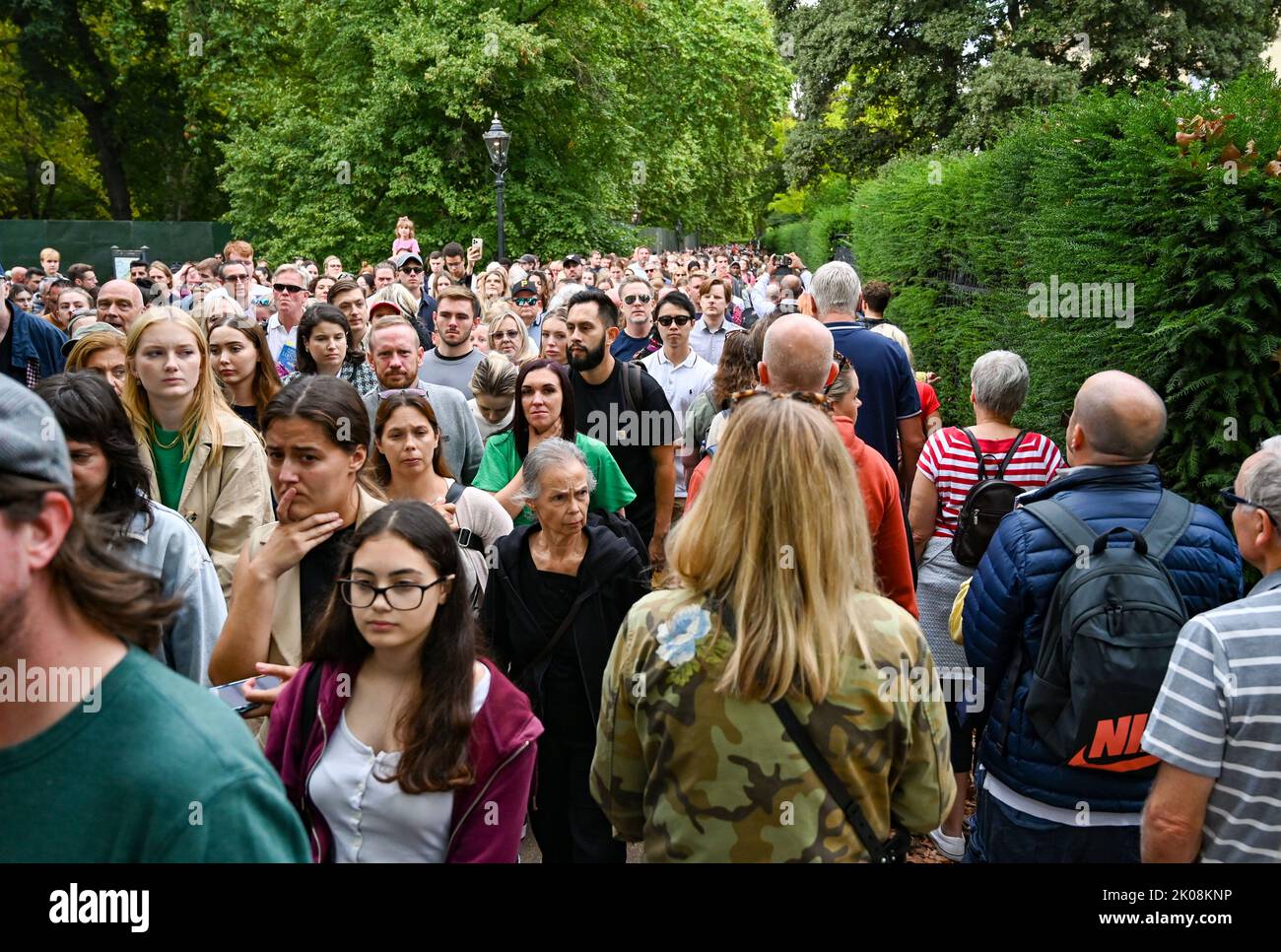 Queen elizabeth mourners hi-res stock photography and images - Alamy