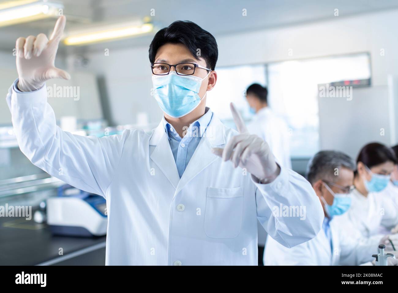 Chinese researchers working in laboratory Stock Photo - Alamy