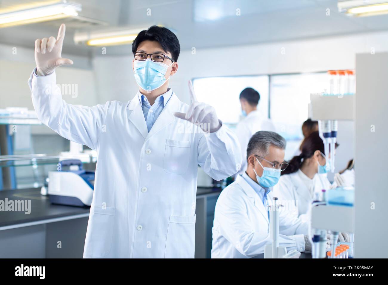 Chinese researchers working in laboratory Stock Photo - Alamy