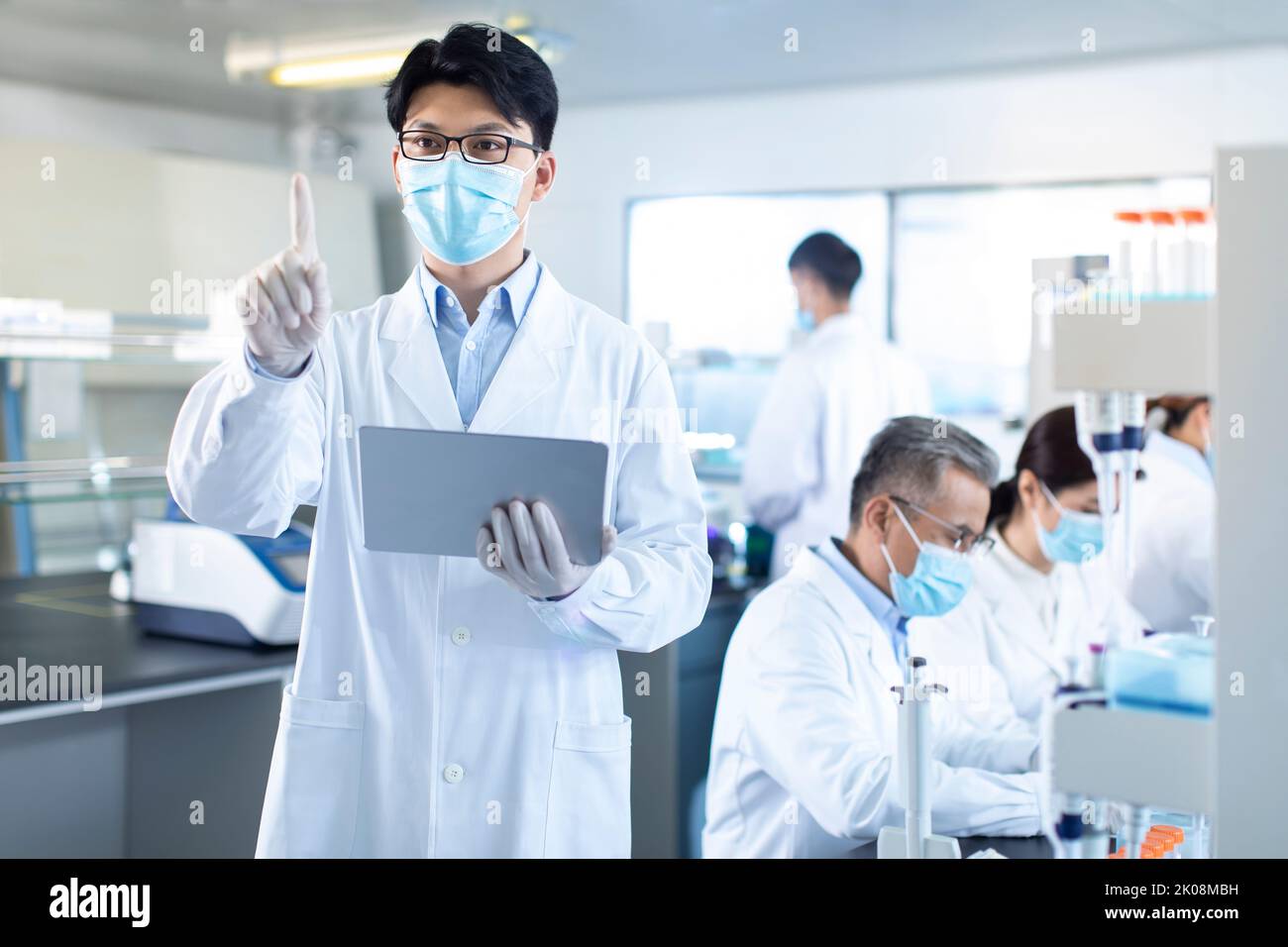Chinese researchers working in laboratory Stock Photo - Alamy
