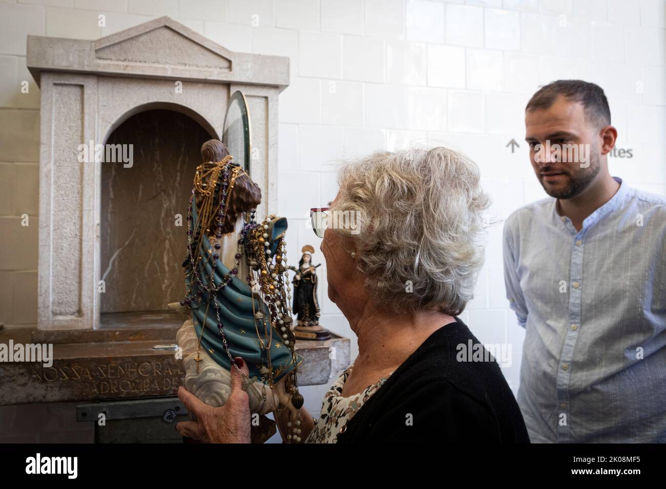 Emília Augusto places the statue of the Holy Mother of Conception ...