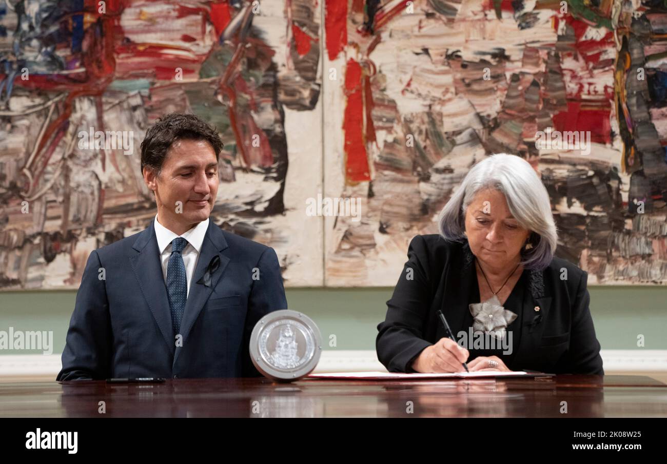 Prime Minister Justin Trudeau watches Governor General Mary Simon sign ...