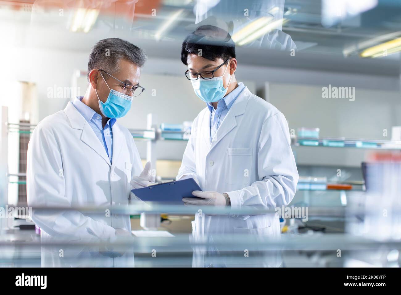 Chinese researchers discussing in laboratory Stock Photo - Alamy