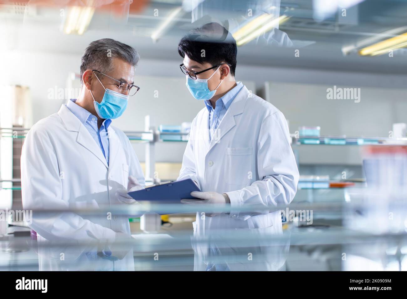Chinese researchers discussing in laboratory Stock Photo - Alamy