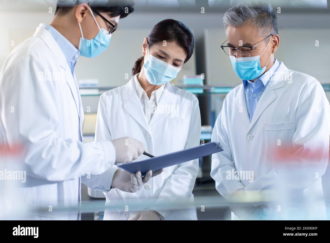 Medical researchers scientist meeting working hi-res stock photography ...