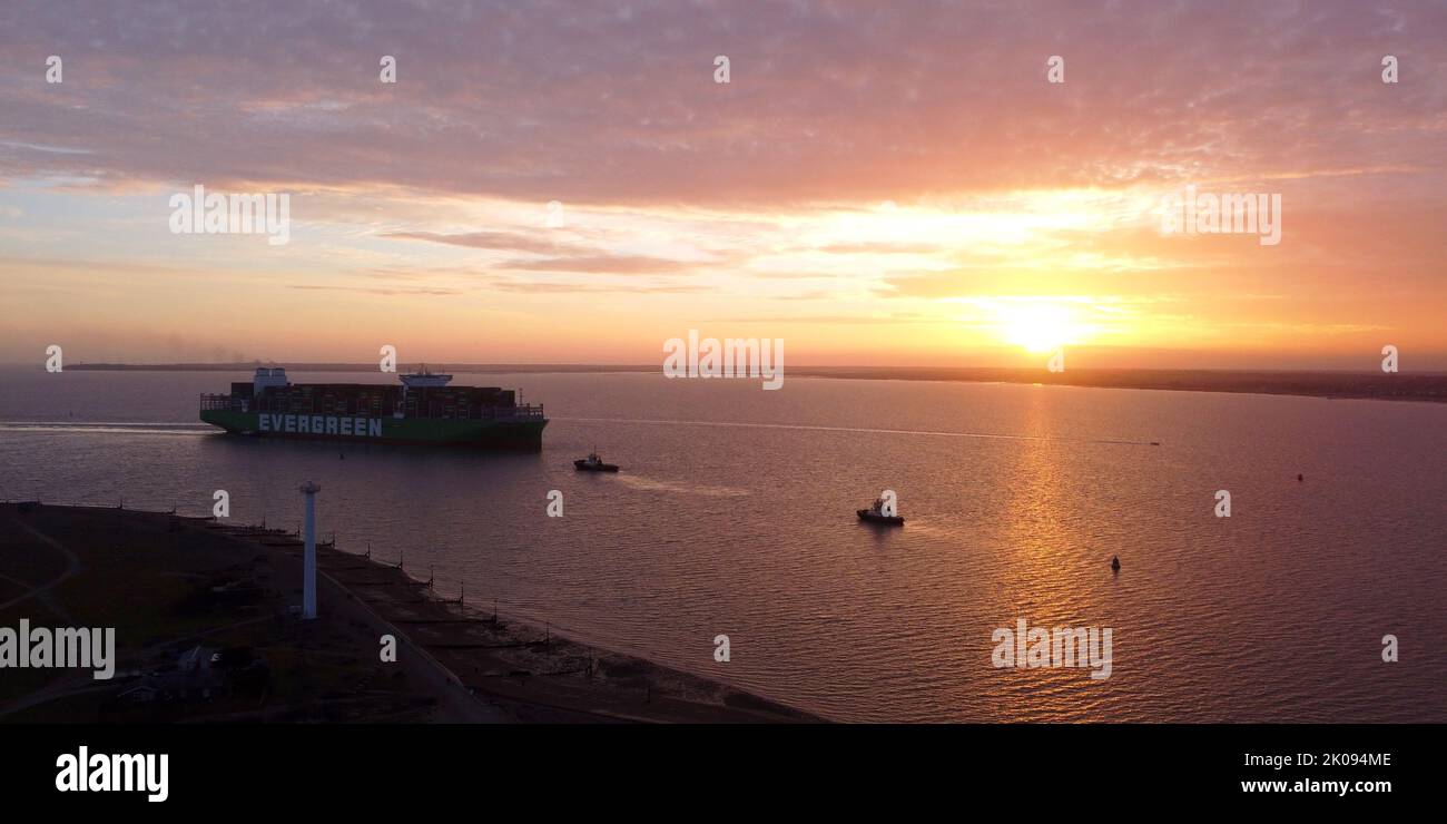 Evergreen ship container harbour hi-res stock photography and images ...