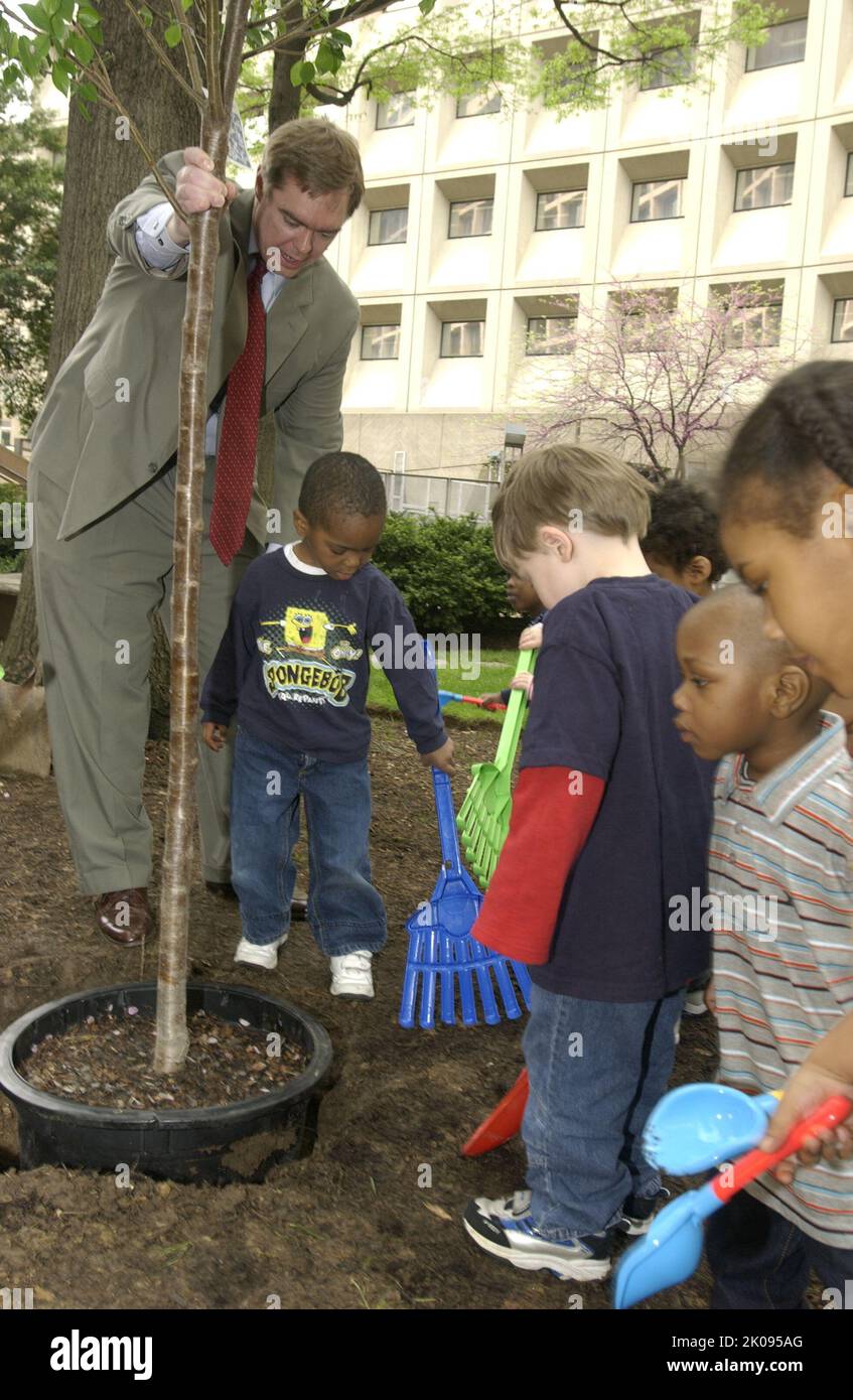 Earth Day Tree Planting Activities - Earth Day tree planting activities outside HUD Headquarters ...