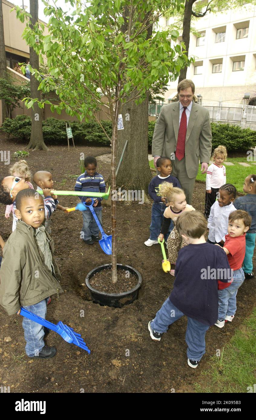 Earth Day Tree Planting Activities - Earth Day tree planting activities outside HUD Headquarters ...